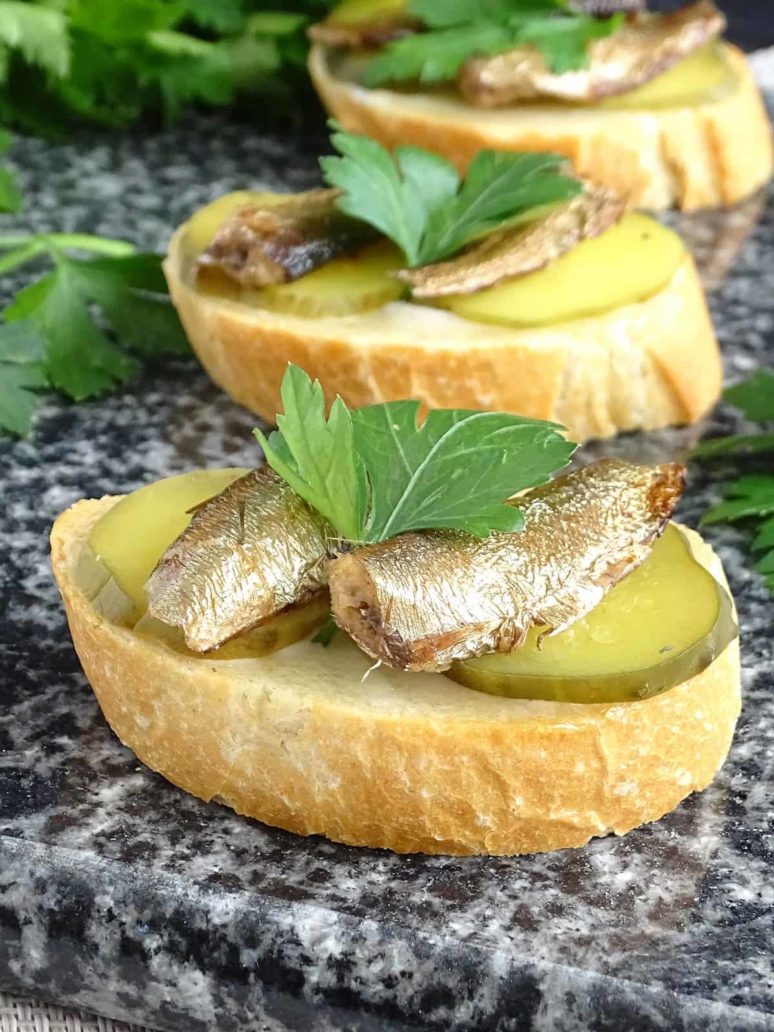 Easy Homemade Dill Pickles - Olga in the Kitchen